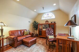 Quarto, 1 cama king-size | Com decoração personalizada, ferro/tábua de engomar, Wi-fi grátis 