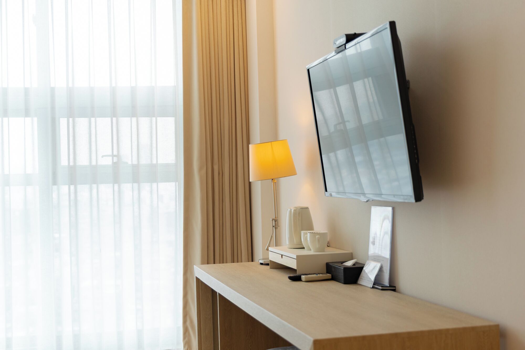 Edredons de pluma, cofres nos quartos, escrivaninha, cortinas blackout