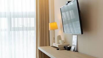 Edredons de pluma, cofres nos quartos, escrivaninha, cortinas blackout