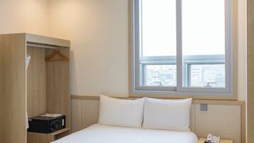 Quarto casal superior | Edredons de pluma, cofres nos quartos, escrivaninha, cortinas blackout