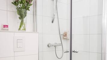 Chuveiro, produtos de toalete grátis, secador de cabelo