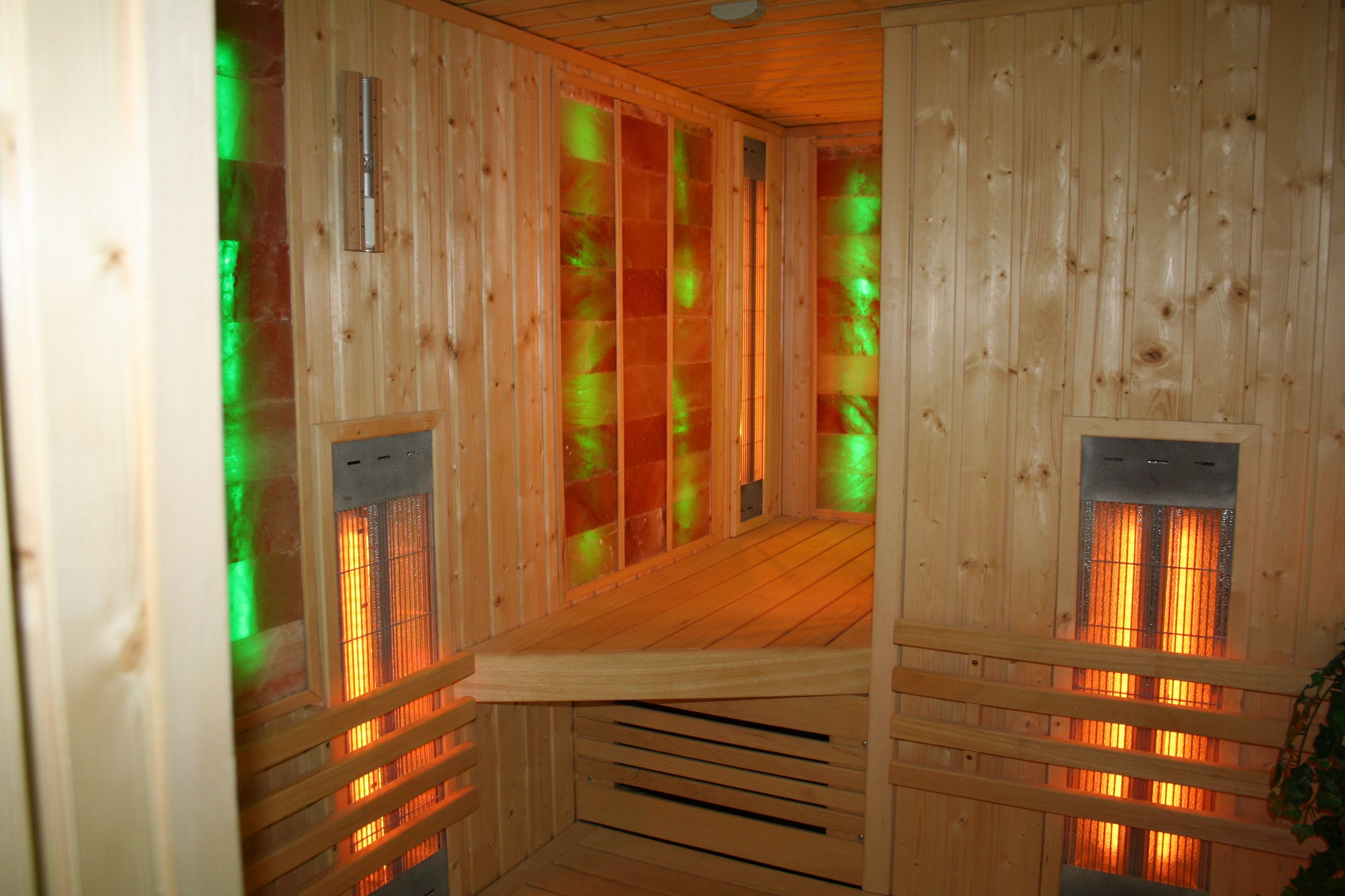 Uma sala de sauna com paredes e bancos de madeira.