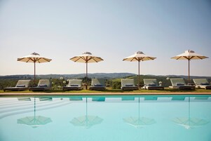 Piscina exterior sazonal, guarda-sóis, espreguiçadeiras 