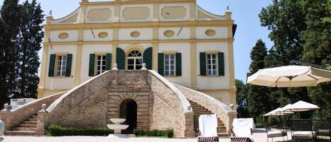 Piscina externa sazonal, guarda-sóis, espreguiçadeiras