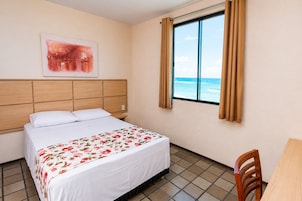 Quarto superior | Frigobar, cortinas blackout, Wi-Fi de cortesia, roupa de cama