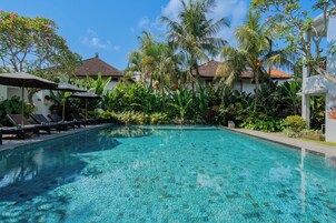 Piscina exterior, guarda-sóis