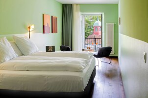 Quarto Duplo Deluxe, 1 cama queen-size, não fumadores, casa de banho privativa | Roupa de alta qualidade, edredões de penas, cofre no quarto, secretária