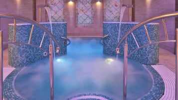 Piscina interior, espreguiçadeiras