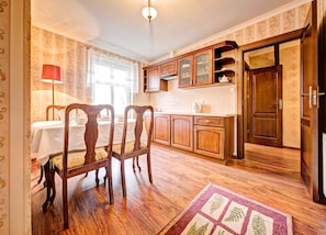 Apartamento em Condomínio Fechado, 2 quartos | Kitchenette privada | Um frigorífico, uma placa de cozinha, uma chaleira elétrica 
