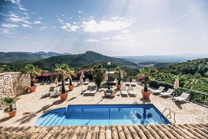 Piscina exterior, guarda-sóis, espreguiçadeiras 
