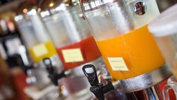 Uma fileira de dispensadores de bebidas com etiquetas mostrando diferentes sabores.