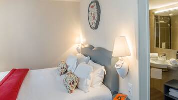 Frigobar, cofres nos quartos, escrivaninha, quartos à prova de som