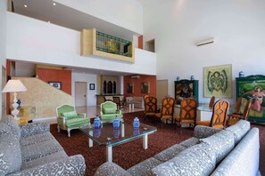 Suite Presidencial, 1 cama king-size | Sala de estar | Televisor de ecrã plano de 42 polegadas com canais por cabo, televisor 