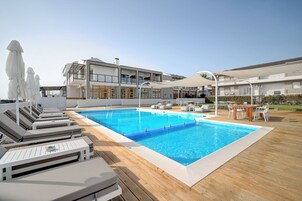 Piscina externa, funciona das 10h às 19h, guarda-sóis, espreguiçadeiras