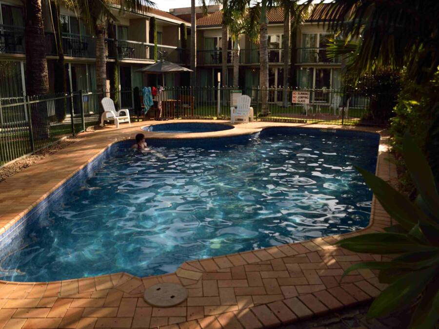 Piscina externa, espreguiçadeiras