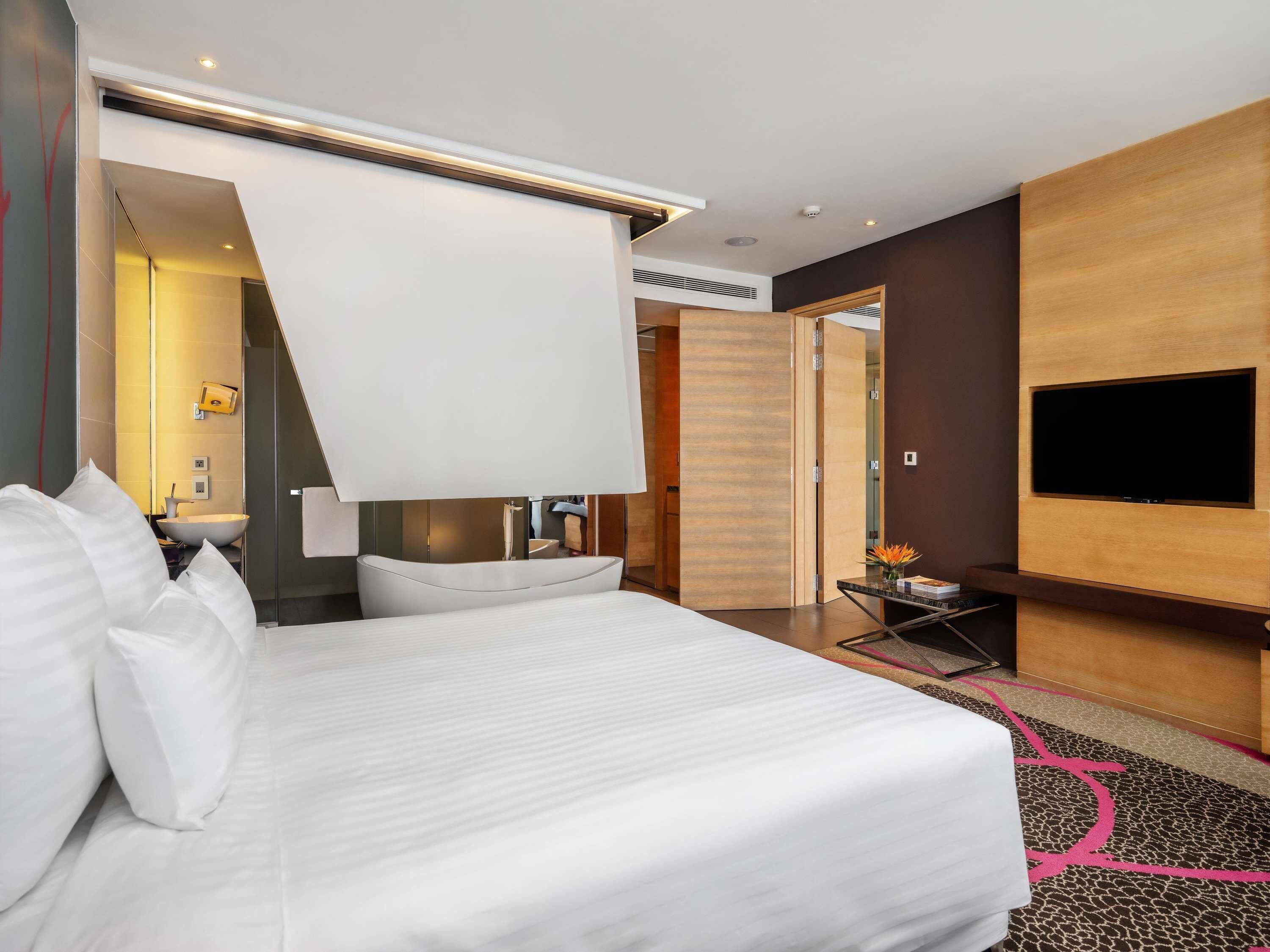 Minibar com produtos grátis, cofre no quarto, secretária, Wi-fi grátis 