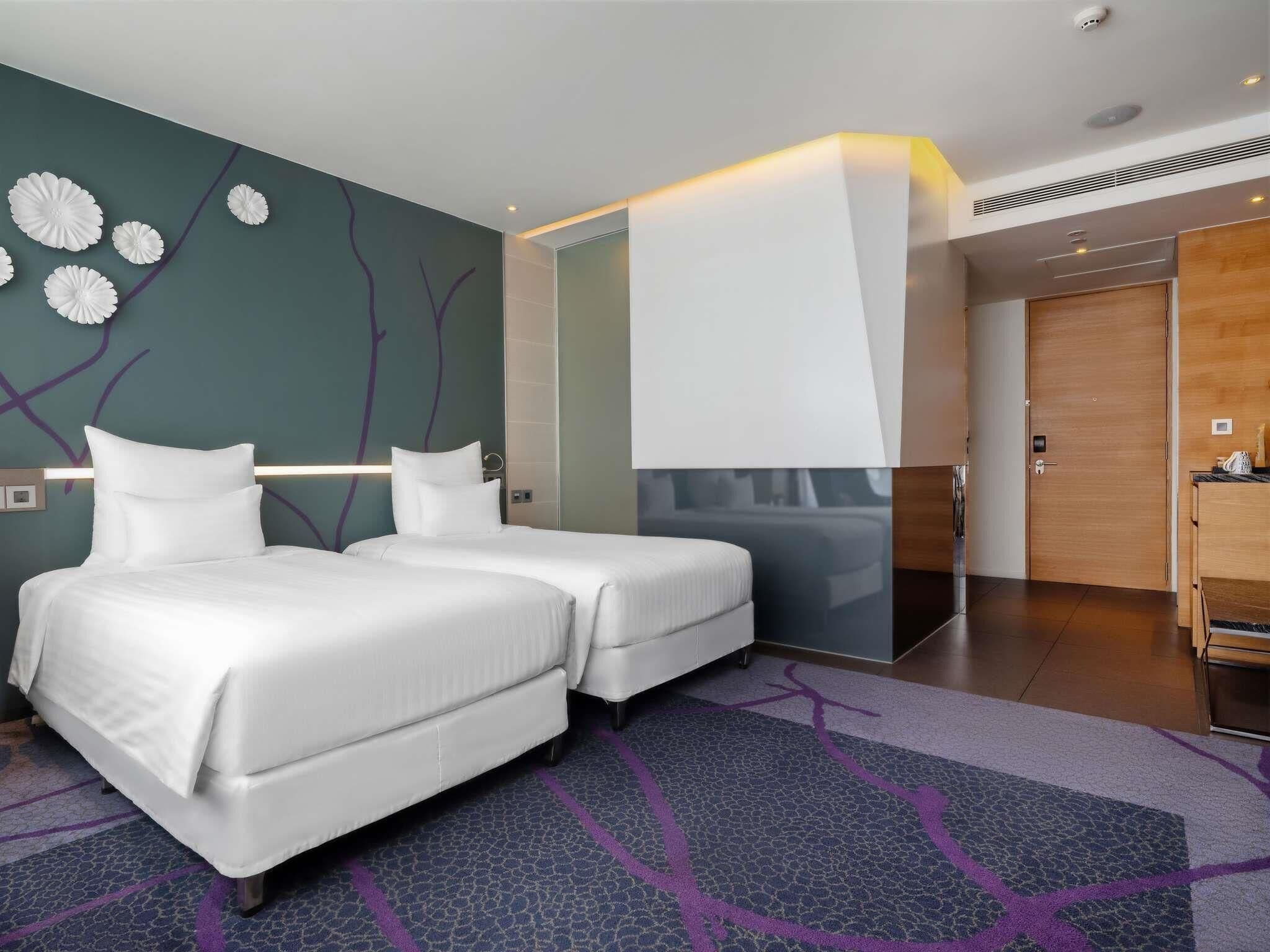 Quarto superior, 2 camas de solteiro | Frigobar (abastecido com alguns itens grátis), cofres nos quartos