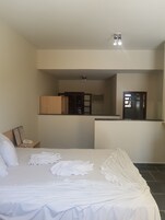 Quarto Standard | Minibar, com mobília individualizada, secretária 