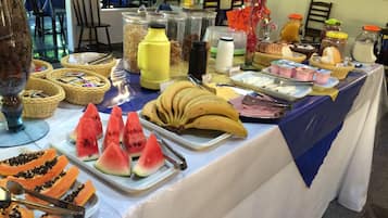 Café da manhã com buffet grátis todos os dias