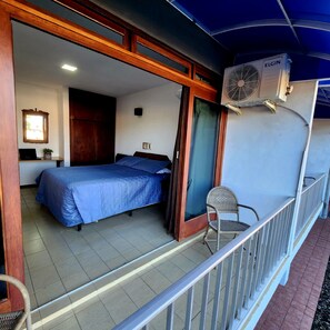 Quarto Duplo Superior, varanda | Minibar, cofre no quarto, Wi-fi grátis, roupa de cama fornecida 