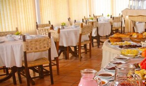 Pequeno-almoço tipo buffet diário incluído 