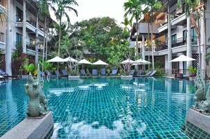 Piscina exterior, guarda-sóis