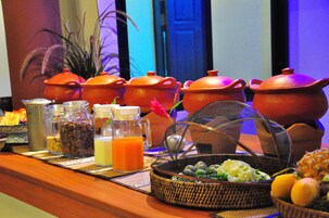 Pequeno-almoço tipo buffet diário mediante uma taxa