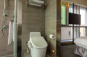 Quarto Duplo Deluxe | Casa de banho | Um secador de cabelo, chinelos, toalhas fornecidas, champô 