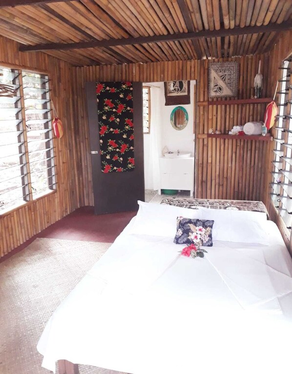 Cabana de Madeira Básica | Cofre no quarto, com decoração personalizada 