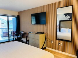 Premium Renovated Ocean View King Suite | Televisão