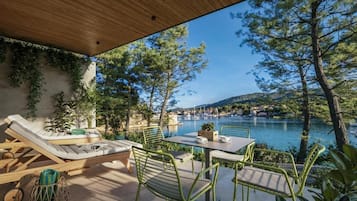 Pequenos-almoços e jantares servidos, com vista para o oceano