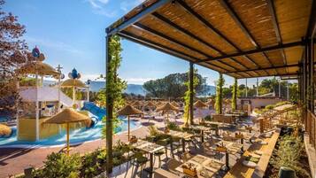 Pequenos-almoços e jantares servidos, com vista para o oceano