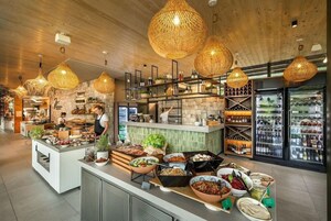 Pequenos-almoços e jantares servidos, com vista para o oceano 