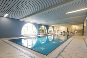 Piscina interior, da(s) 7:30 à(s) 21:00, espreguiçadeiras