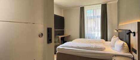 Minibar, cofre no quarto, secretária, quartos insonorizados