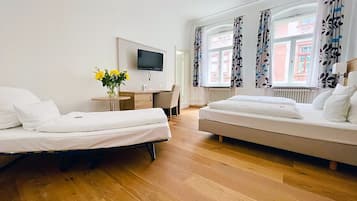 Roupas de cama antialérgicas, frigobar, escrivaninha