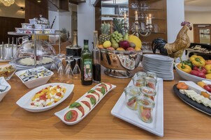 Pequeno-almoço tipo buffet diário mediante uma taxa