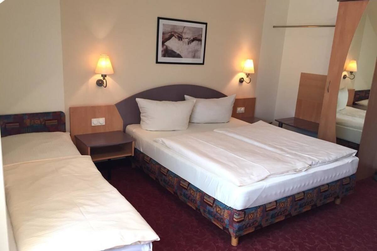 Quarto Triplo Comfort | Secretária, Wi-fi grátis, roupa de cama fornecida 