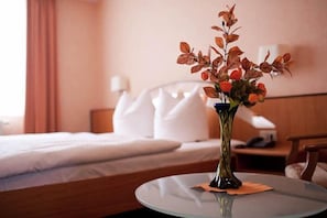 Quarto Individual | Minibar, secretária, ferro/tábua de engomar, Wi-fi grátis