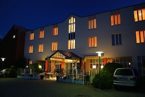 Fachada do alojamento (tarde/noite)