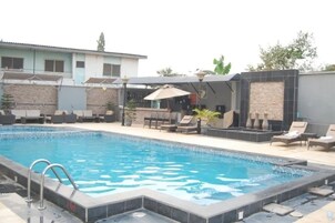 Piscina externa, guarda-sóis, espreguiçadeiras