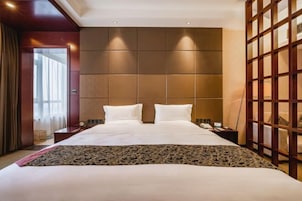 Minibar, cofre no quarto, berços/camas para crianças, despertadores 