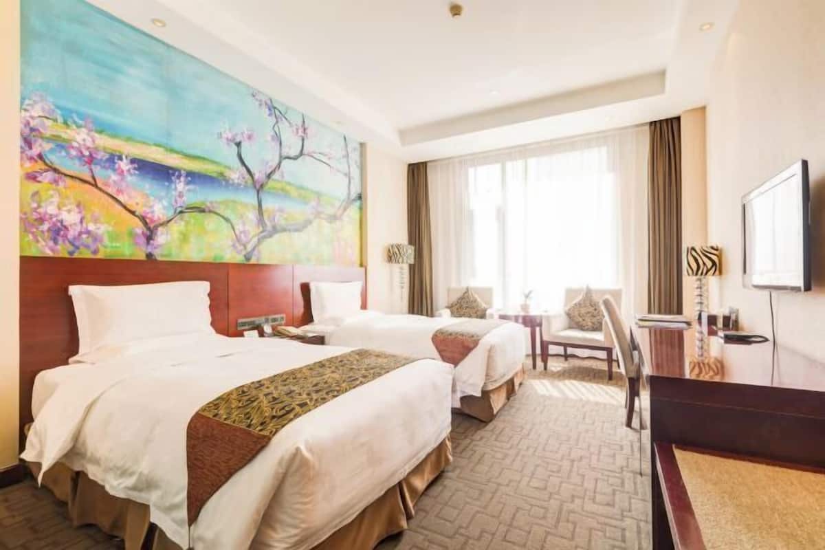 Frigobar, cofres nos quartos, berços, despertadores