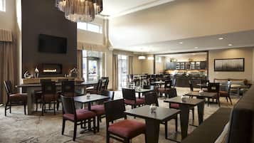 Café da manhã com buffet grátis todos os dias