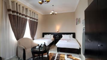 Estúdio Deluxe, 2 camas individuais, fumadores, Vista para a cidade | Vista do quarto