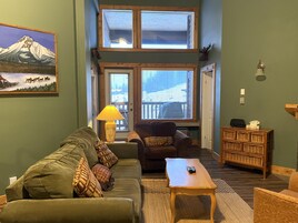 Condo premium, 2 quartos | Área de estar | TV, lareira