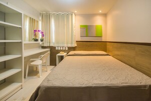 20 quartos, frigobar, cofres nos quartos, individualmente decorados