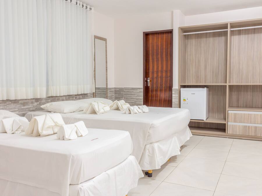 Quarto Quádruplo | Minibar, secretária, camas desdobráveis, Wi-fi grátis