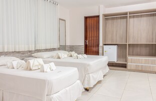 Quarto Quádruplo | Minibar, secretária, camas desdobráveis, Wi-fi grátis 