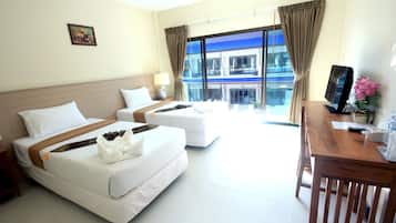 Pool View Twin Beds | Roupas de cama premium, camas Select Comfort, cofres nos quartos